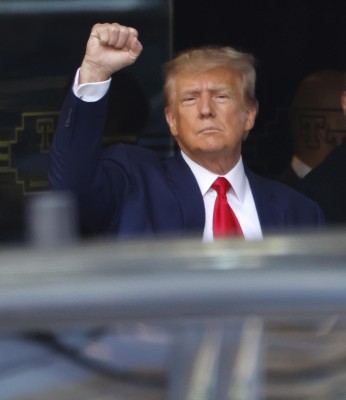 Donald Trump se entrega para que le lean los cargos