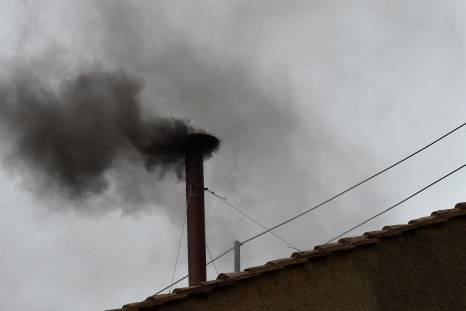 Humo negro, sigue la espera por el nuevo papa