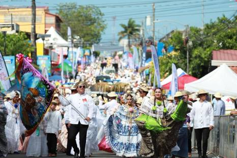 Desfile de las Mil Polleras reafirma la pollera como símbolo cultural ...