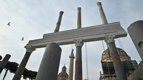 Roma restaura las imponentes columnas de la basílica de Trajano
