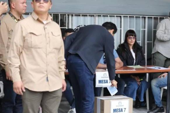 Iván Cepeda votó en Bogotá por la segunda vuelta presidencial