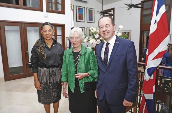 Recepción en honor a la baronesa Gloria Dorothy Hooper