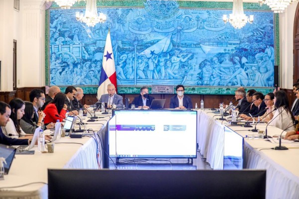 Cortizo recibe informe de avances en proyectos viales, cárceles y estadios